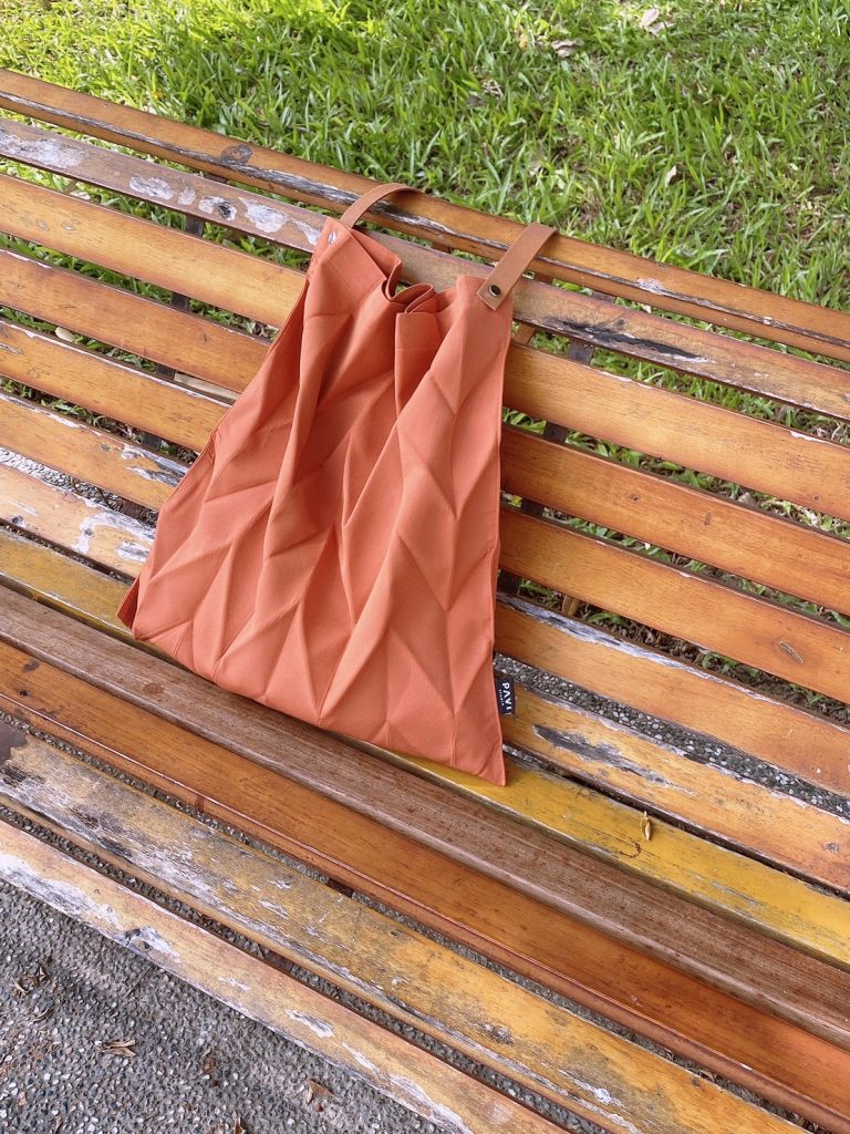 泰時尚的泰國設計師品牌PAVI STUDIO 摺疊肩背包~泰國直送~輕量可重複使用!潮流10色 | 我是Joy我在enjoy