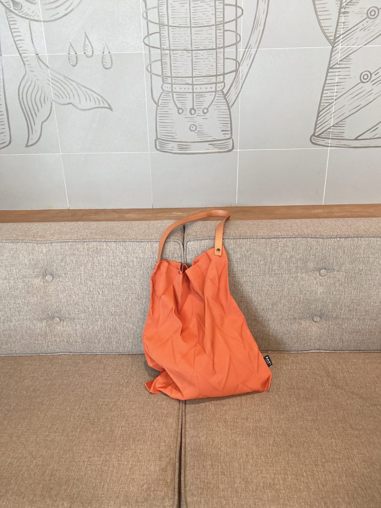 泰時尚的泰國設計師品牌PAVI STUDIO 摺疊肩背包~泰國直送~輕量可重複使用!潮流10色 | 我是Joy我在enjoy